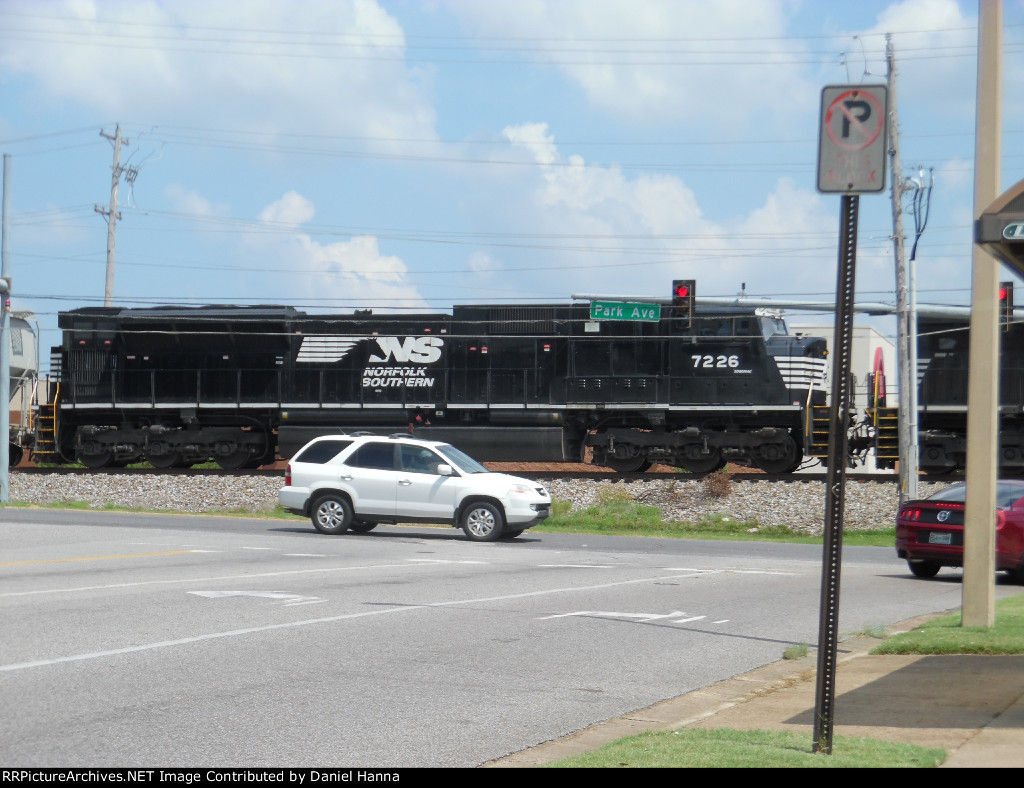 NS 16Z stopped at White Siding